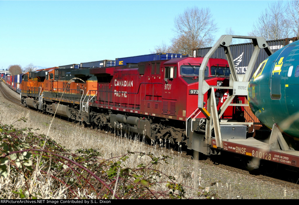 BNSF 8126 West Q train at Lowell